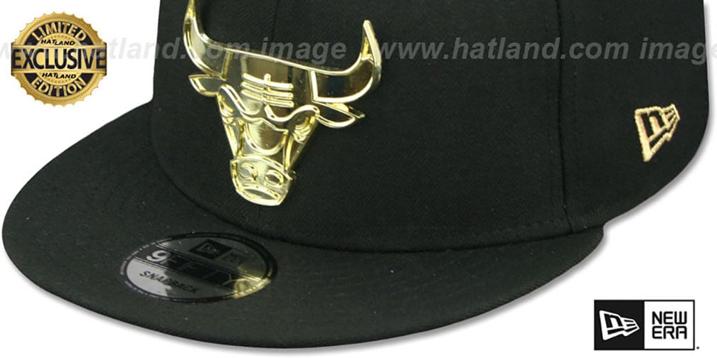 Chicago Bulls GOLD METAL-BADGE SNAPBACK Black Hat by New Era