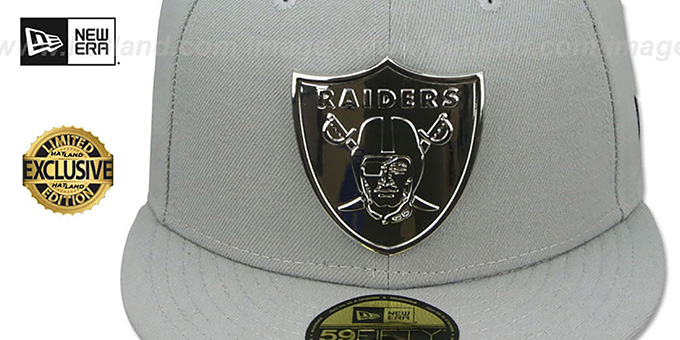 Oakland Raiders SILVER METAL-BADGE Light Grey Fitted Hat